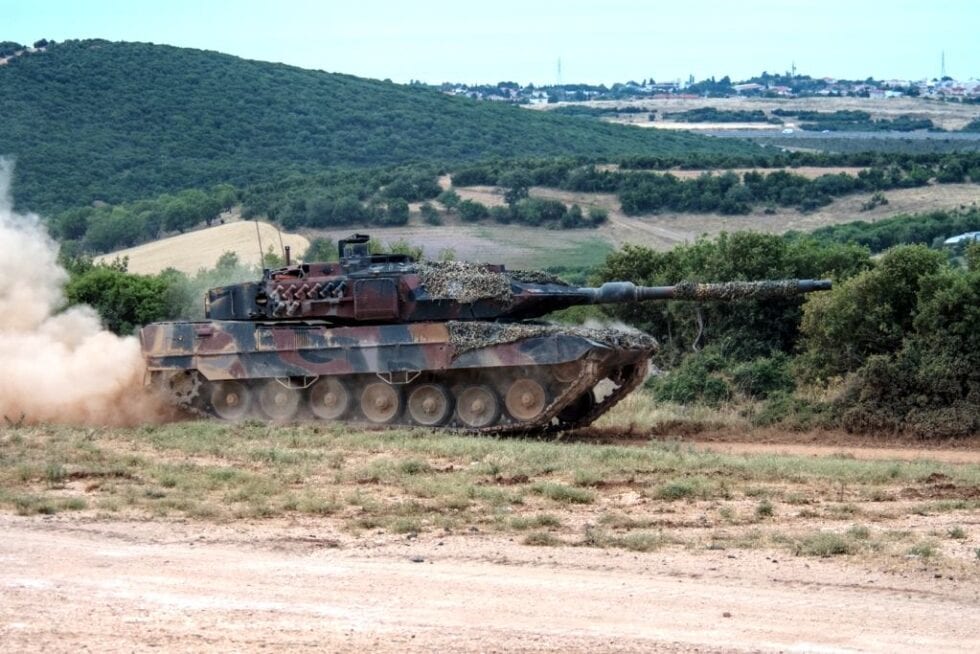 ΣΥΖΗΤΗΣΗ: ΧΡΕΙΑΖΟΜΑΣΤΕ ΤΟΣΑ ΠΟΛΛΑ ΑΡΜΑΤΑ ΜΑΧΗΣ; ΚΙ ΑΝ ΝΑΙ, ΑΞΙΖΕΙ ΤΟΝ ...